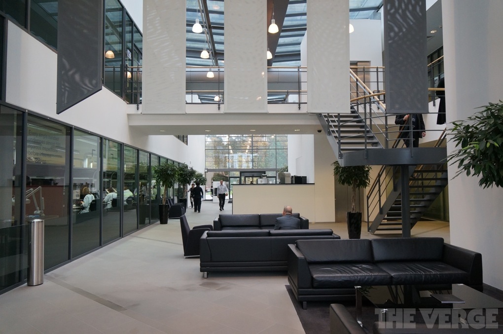 一支手機36萬！帶你參觀 Vertu 工作現場 | T客邦