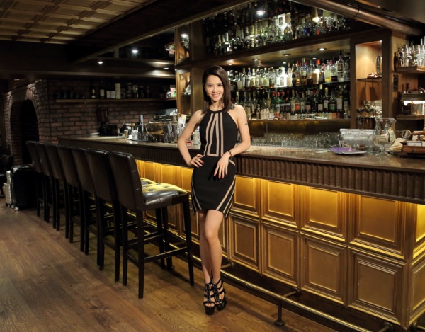 BeeTalk代言人Jolin代言廣告亮相，廣告男主角引發網友高度詢問 | T客邦