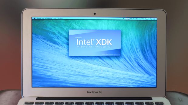 在 Intel Edison 開發板上，利用 JavaScript 打造聰明的桌上型時鐘 | T客邦