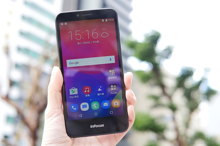免四千元！輕巧一手掌握的 InFocus M370 入門機動手玩 | T客邦