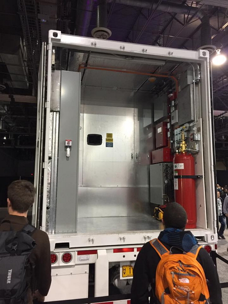 資料太多傳到雲端等很久？直擊AWS Snowmobile 貨櫃車級「外接行動儲存裝置」 | T客邦