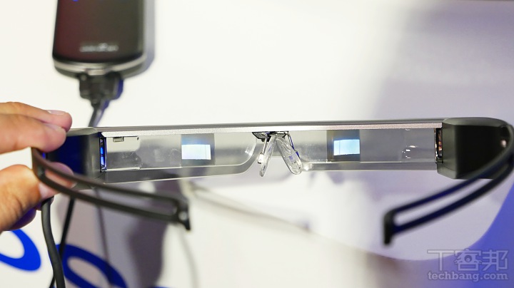 第三代雙眼穿透式智慧眼鏡 Epson Moverio BT-300 在台上市，主打 AR 擴增實境還可拿來操縱空拍機 | T客邦