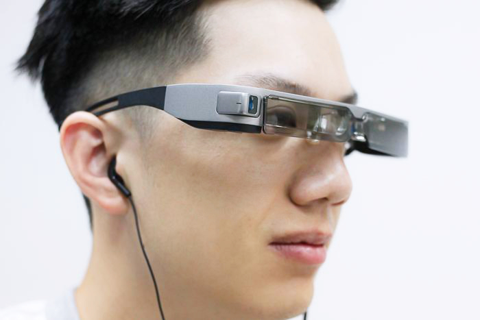 Epson 全新智慧眼鏡 BT-300 動手玩：搭載 HD 高解析度 OLED 半透明屏幕設計、AR 擴增實境應用 | T客邦