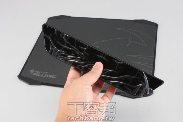 ROCCAT Alumic 最新款雙面遊戲鼠墊搶先玩 | T客邦