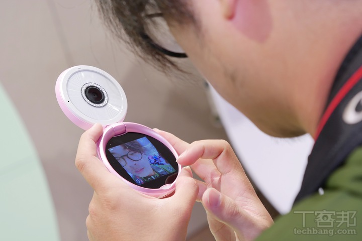 不是粉餅盒，這是 Casio 推出的新一代自拍神器 TR Mini | T客邦