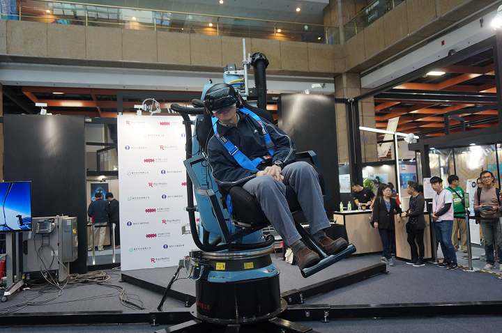 機械手臂 + VR 頭盔有沒有搞頭？帶你來資訊月現場看 Robot VR 720 度模擬飛行震撼體驗 | T客邦