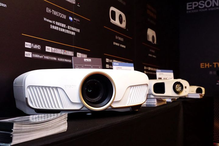 Epson 發表新一代 4K PRO-UHD 家庭劇院投影機 EH-TW8400，支援 100% DCI-P3 色域，預計 3 月上市 | T客邦