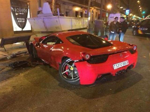 法拉利 Ferrari千萬超跑撞垃圾車廂！先生很趕嗎？ | T客邦