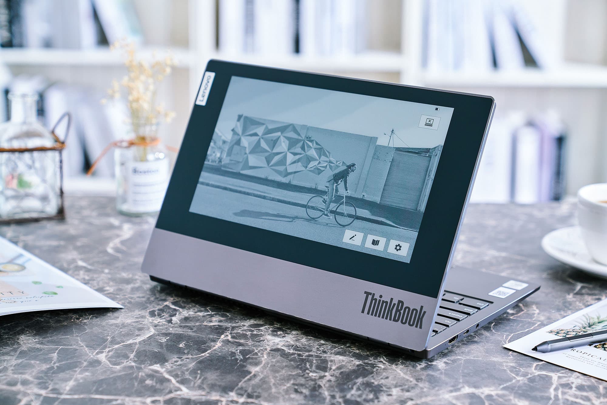 「雙面」好拍檔 Lenovo ThinkBook Plus 深度評測：背蓋整合電子墨水螢幕，創造筆電多元新用途！ | T客邦