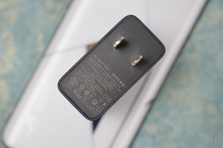 ROG Phone 5 Ultimate 開箱 + 效能實測，S888 充電時機身溫度會略為升高 | T客邦