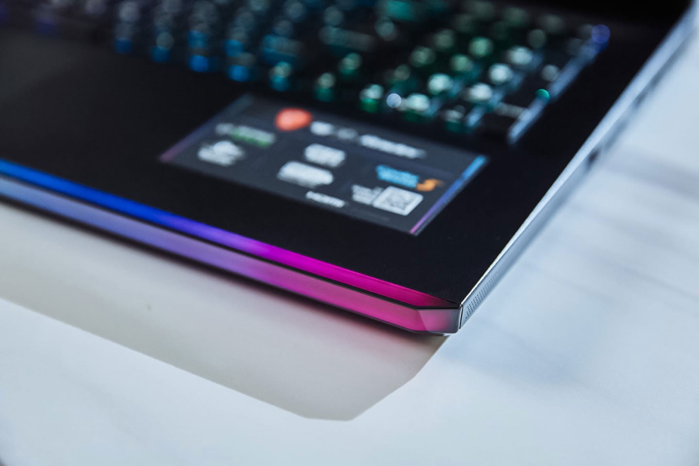 MSI 旗艦電競筆電 GE76 Raider 深度評測：升級版全景炫光燈效讓人一眼難忘！ | T客邦