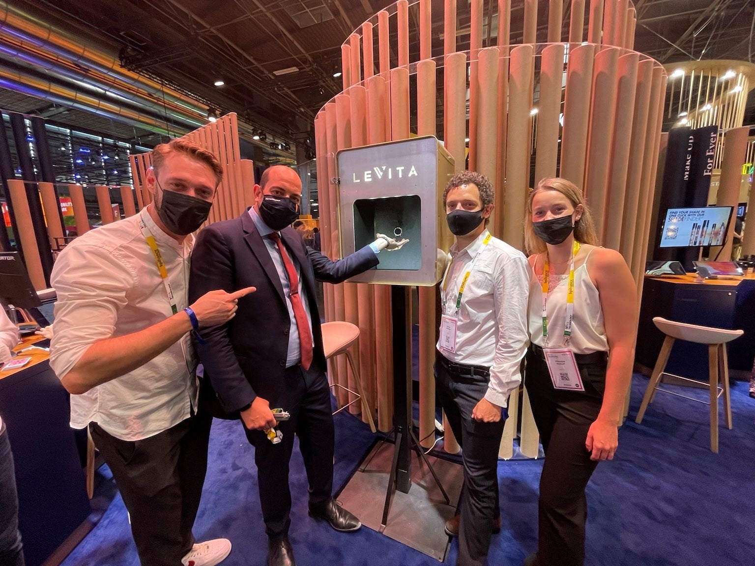 比利時新創公司Levita展示Gravity Display魔術櫥窗，讓商品憑空飄浮 | T客邦