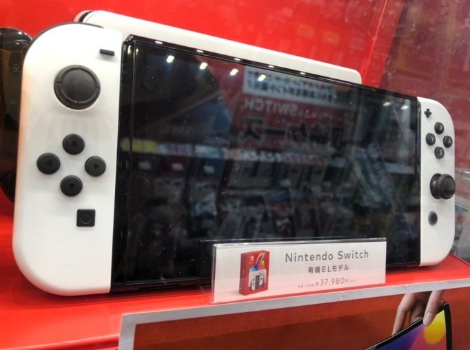 任天堂Switch OLED 下月8日發售，日本網友秀出多家零售店展出實機照 | T客邦