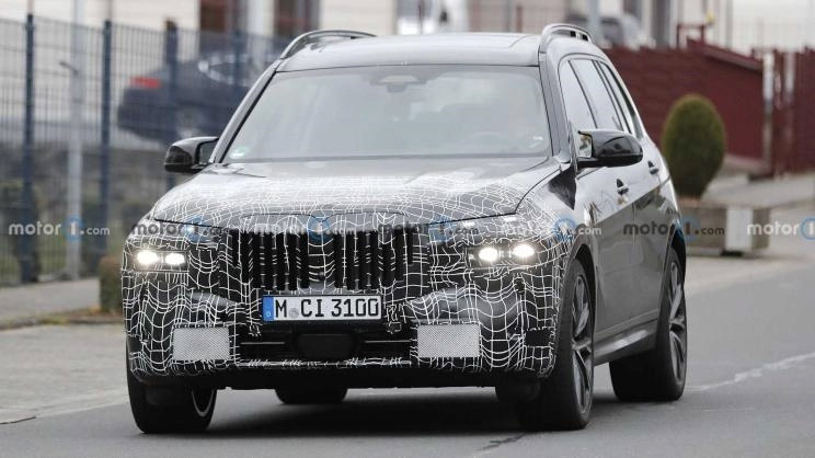 2022年款BMW X7最新曝光，分體式頭燈、鼻孔史上最大 | T客邦