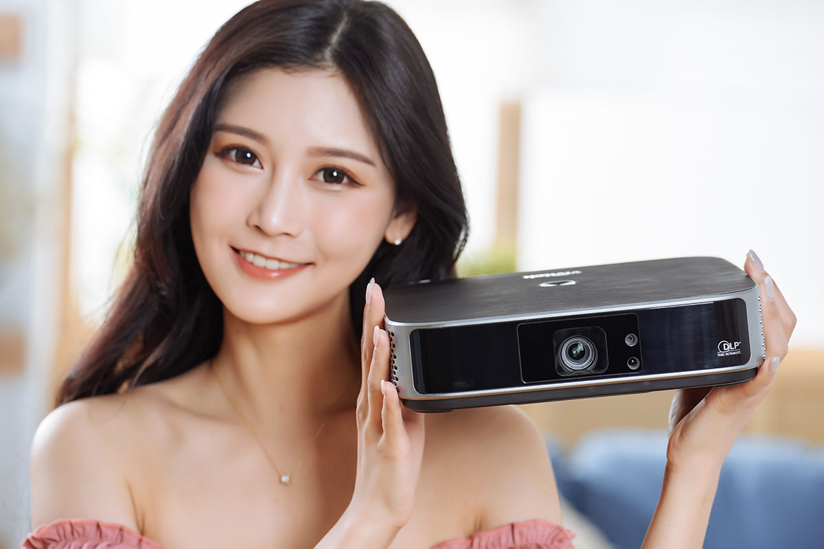 1500 高流明輸出亮度，Vivitek QUMI Q9 投影機讓你開燈看電影 | T客邦