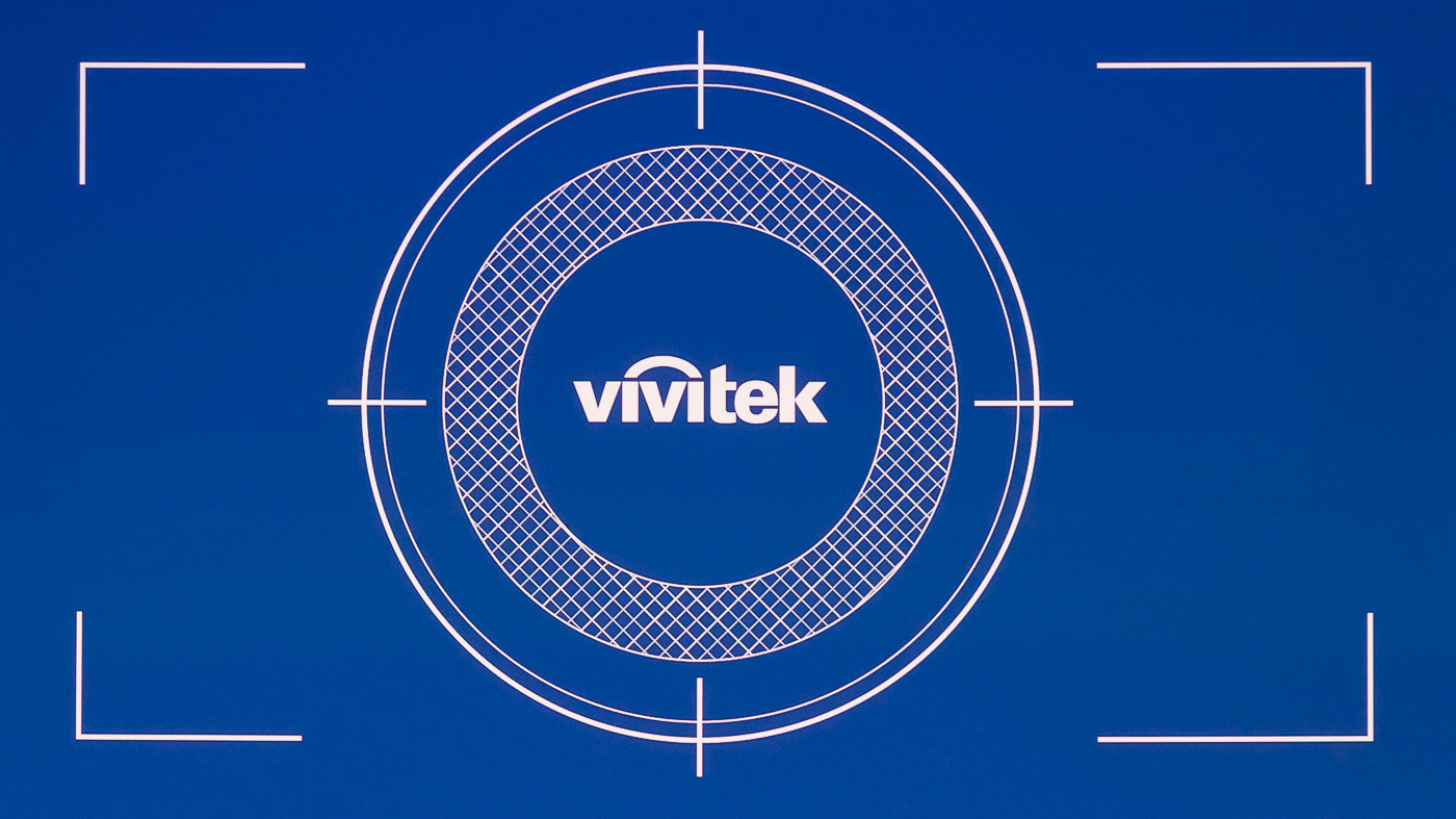 1500 高流明輸出亮度，Vivitek QUMI Q9 投影機讓你開燈看電影 | T客邦