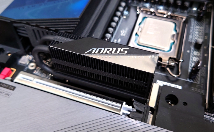 GIGABYTE AORUS Gen5 10000 SSD 2TB 測試，讀寫破萬 MB/s 新王者 | T客邦