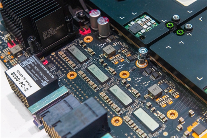 NVIDIA Blackwell B200新照：8卡平行，總功耗8000W | T客邦