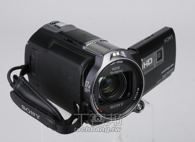 Sony PJ710 投影 DV 搶先玩，全方位防震、100吋投影實測 | T客邦