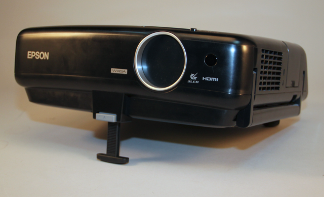 Epson MG-850HD 投影機實測：內建 iPod 和 iPhone 底座 | T客邦