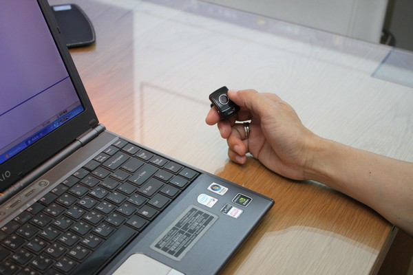 資深設計師Ted體驗昆盈Genius Ring Presenter指環式觸控簡報滑鼠，到處都是行動辦公室 | T客邦